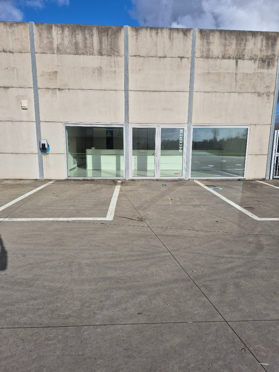 espace de bureau spacieux à louer à Beselare. € 300 / month | ERA